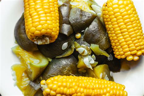 야채에 초점을 맞춘 흰색 접시에 야채와 삶은 옥수수의 매크로 클로즈업 0명에 대한 스톡 사진 및 기타 이미지 0명 건강한 식생활 그릇 Istock