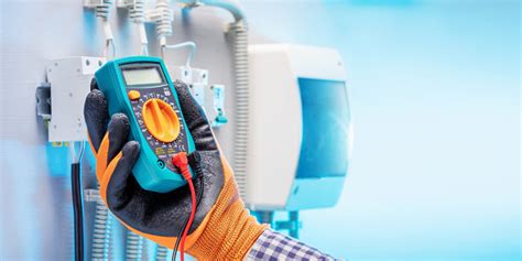 퓨즈 보드의 전압을 측정하는 전기 작업 테스터 전기 공학 개념입니다 복사 공간이 있는 배너입니다 남자에 대한 스톡 사진 및 기타 이미지 Istock