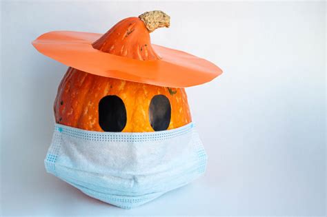 할로윈 수확 추수 감사절 코로나 바이러스의 개념 흰색 배경에 의료 마스크에 오렌지 호박 텍스트 공간 0명에 대한 스톡 사진 및 기타 이미지 Istock