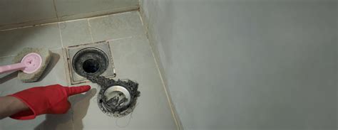 청소를 배수합니다 막히고 더러운 하수도 파이프 바닥 배수구 머리카락과 축적 된 막힌 기름으로 가득합니다 욕실에서 바닥 배수 하수 시스템을 유지 보수 깨끗한 세척을 고정하고