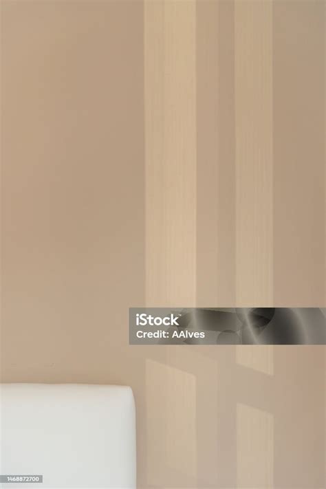 파스텔 톤의 미니멀한 벽 디테일과 창문에서 들어오는 빛 빛과 그림자의 놀이 벽지 쓰기를 위한 배경 복사 공간 0명에 대한 스톡 사진 및 기타 이미지 Istock