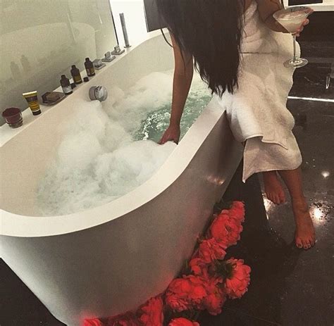 Фото В Ванне Девушка —