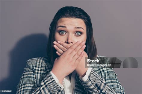 입 개념에서 호흡 불쾌 한 냄새 불행 한 슬픈 화가의 근접 촬영 사진 초상화 무서 워 그녀는 그녀의 여자를 들고 손바닥 팔 근처 입 정지 이야기 고립 된 회색 배경 가리기에