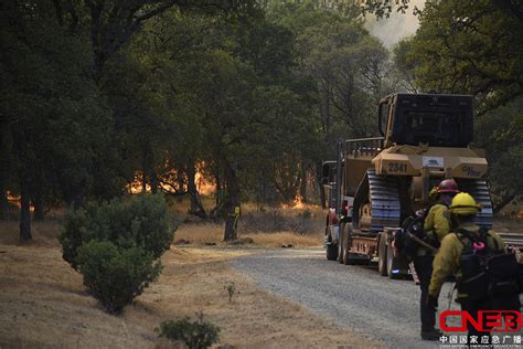 美国加州发生山林大火 消防人员出动灭火国家应急广播