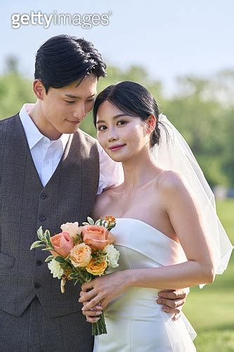 결혼 신혼부부 부부 이성커플 로맨틱 함께함 컨셉 커플 스몰웨딩 이미지 Jv13019303 게티이미지뱅크