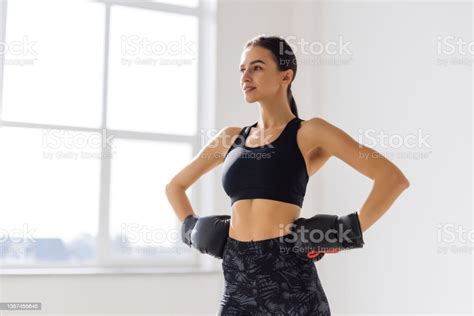 체육관 홀에서 훈련을위한 준비 복싱 장갑에 젊은 적합 여자 경쟁에 대한 스톡 사진 및 기타 이미지 경쟁 백인종 보호 Istock