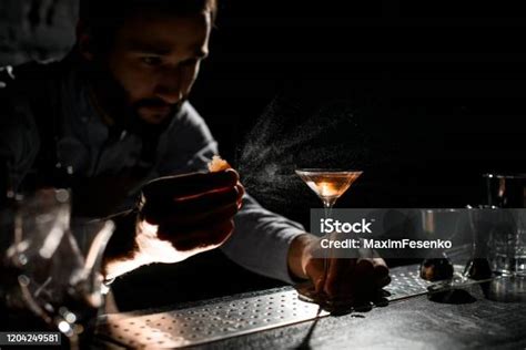 마티니 잔에 황금 알콜 음료에 살포 바텐더 오라지 제스트 주스 각얼음에 대한 스톡 사진 및 기타 이미지 각얼음 갈색 강철