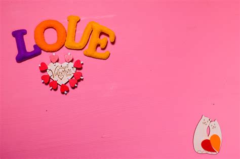 붉은 작은 마음과 고양이의 원에 비문 행복 발렌타인 데이 장식 나무 마음 분홍색 배경 펠트로 만든 다채로운 편지에서 비문 사랑 비문에 대한 공간 복사 공예에 대한 스톡 사진