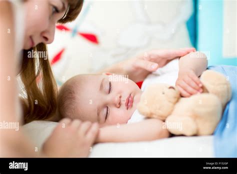 Mother Son Bed Sleep Hi Res Stock Photography And Images Alamy