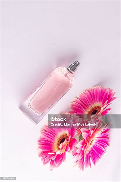 꽃 핑크 거베라가 있는 흰색 새틴 배경에 섬세한 향기가 있는 우아한 여성 향수 병 빈 포장 프레젠테이션 0명에 대한 스톡 사진 및 기타 이미지 Istock