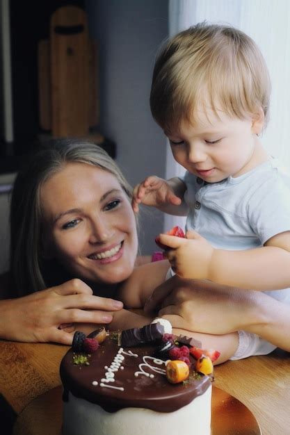 Retrato De Um Menino Loiro E Bonito Com A M E Comendo Bolo No Seu Anivers Rio Foto Premium