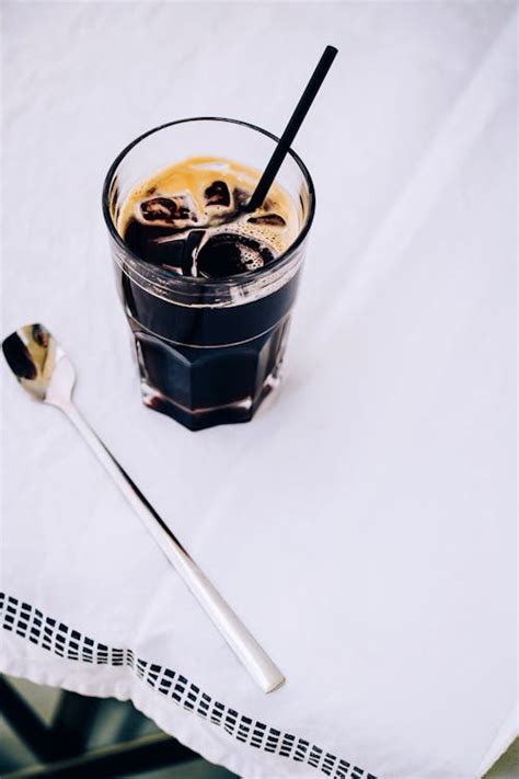 여름날의 상쾌한 아이스 커피 · 무료 스톡 사진