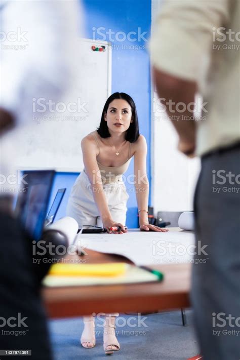 사무실의 회의실 테이블에서 함께 일하는 다인종 비즈니스 사람들 브레인 스토밍을하는 성공적인 동료 팀 동업에 대한 스톡 사진 및 기타 이미지 Istock