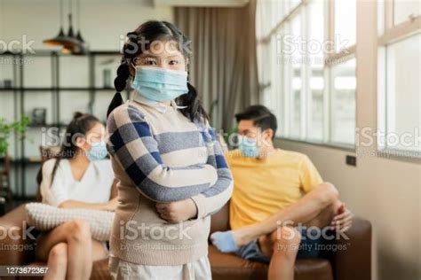얼굴 외과 마스크를 착용 하는 초상화 젊은 아시아 여성 아이 유지 강한 포즈 에 격리 사회 멀리 집에서 거실에서 가족 25 29세에 대한 스톡 사진 및 기타 이미지 Istock