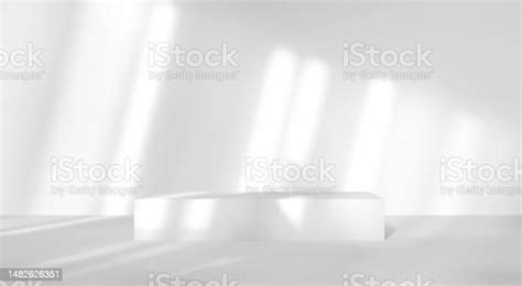 햇빛과 그림자 배경이 있는 화이트 스튜디오룸 화이트 포디움 플랫폼 빛에 대한 스톡 사진 및 기타 이미지 빛 스튜디오 촬영 배경 주제 Istock