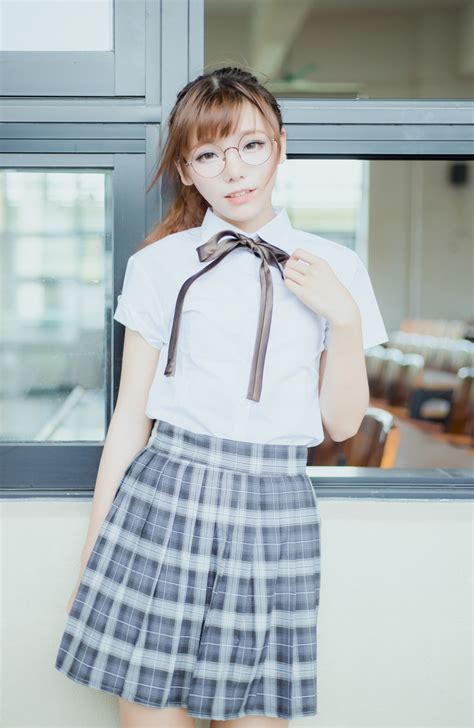 清纯学生装美女迷你短裙眼镜阳光迷人写真 儿童画简笔画图片 哇图网