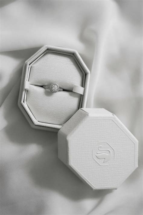 벨벳 박스에 담긴 우아한 약혼 반지 · 무료 스톡 사진