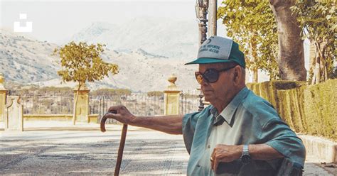 갈색 나무 안락 의자에 앉아 파란 드레스 셔츠를 입은 남자 사진 Unsplash의 무료 선글라스 이미지