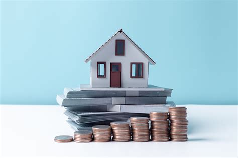 재산세투자 계획사업 부동산 주택 모델이 있는 동전 스택 대출 자금 은행 개념으로 부동산을 로드하는 모기지 보기 주택 판매 및
