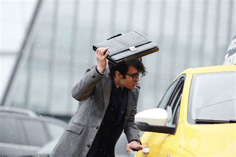 特休怎麼算？週年制vs曆年制優缺點一次看懂 ｜人事薪資系統｜飛騰雲端