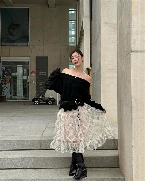 이시안 오프숄더 니트와 시스루 스커트로 완성한 관능의 레이어링