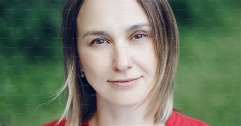 긴 가벼운 밥 머리를 가진 아름다운 잠겨 있는 백인 중년 여성의 초상화 헤드 샷 자연 밖의 공원에서 행복하고 차분한 진짜 여자의 얼굴을 클로즈업합니다 웹 사이트에 대한