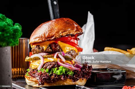 미국 요리 더블 고기 커틀릿 베이컨 토마토 오이 치즈 두개골 붉은 양파와 소스와 큰 로얄 버거 복사 공간 배경 이미지 2루타에 대한 스톡 사진 및 기타 이미지 Istock