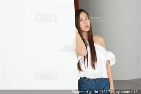 白い壁にもたれる若い女性の写真・画像素材[1781719] Snapmart（スナップマート）