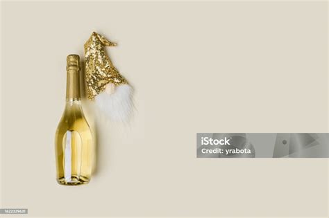 샴페인 병과 와인 한 병 황금 스팽글 모자 크리스마스와 새해 연휴 축제 배경 복사 공간 장식 미니멀한 스타일 트렌드 베이지 골드