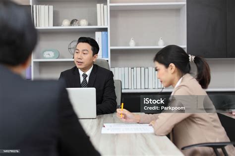 컴퓨터 프레젠테이션과 브레인스토밍 아이디어를 사용하여 새로운 프로젝트를 함께 진행하는 전문 사업가의 협업 프로세스 동료 및