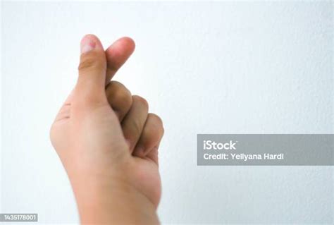 손가락 심장 사랑의 상징을 보여주는 제스처를 가진 여성의 손 감정에 대한 스톡 사진 및 기타 이미지 감정 개념 개념과 주제 Istock