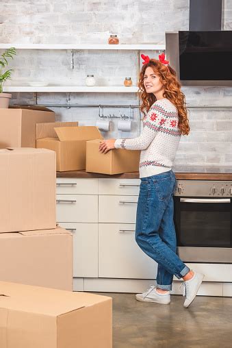 뿔 머리 띠 골 판지 상자를 들고 하 고 재배치 하는 동안 카메라에 웃 고 있는 아름 다운 행복 한 여자 계절에 대한 스톡 사진 및 기타 이미지 Istock