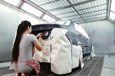 자동차 베이킹 룸 자동차 바디 작업 자동 수리 페인트 자동차를 살포 하는 동안 사고 후 스프레이 페인트에 대한 스톡 사진 및 기타 이미지 스프레이 페인트 차 모터