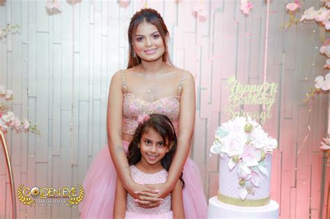 කලා තරු පිරිවරාගෙන ජනප්‍රිය ගායන ශිල්පි අමල් පෙරේරා දෝණිගේ උපන්දිනය සැමරූ අයුරු Photos