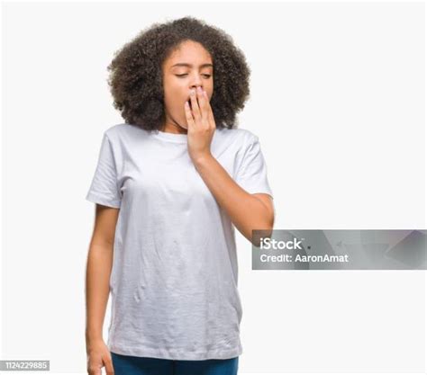 격리 된 배경 위에 젊은 아프리카 미국 여 자가 손으로 입을 덮고 피곤 하 품 지 루 불안 하 고 졸음입니다 가리기에 대한 스톡 사진 및 기타 이미지 Istock