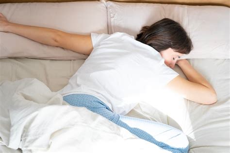 Chica Durmiendo Tranquilamente En Su Cama Foto Premium