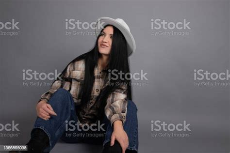격자 무늬 셔츠 흰색 모자와 회색 배경청바지에 매력적인 젊은 여성 예쁜 여성 초상화 20 29세에 대한 스톡 사진 및 기타