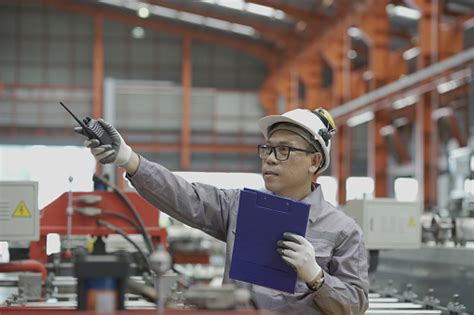 산업 공장의 생산 라인에서 컨베이어의 품질을 검사하는 아시아 남성 공장 노동자 공장의 제조 공정에서 작업하고 컨베이어를 제어하는 남성 노동자 45 49세에 대한 스톡 사진