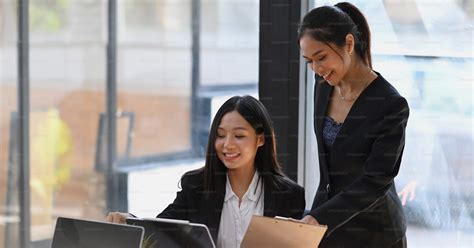 노트북 컴퓨터를 사용하고 현대 사무실에서 함께 프로젝트를 진행하는 두 명의 친절한 사업가의 초상화 사진 Unsplash의 실내 이미지