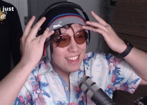 Pin On Streamers Round Sunglasses Captain Hat Dream Team