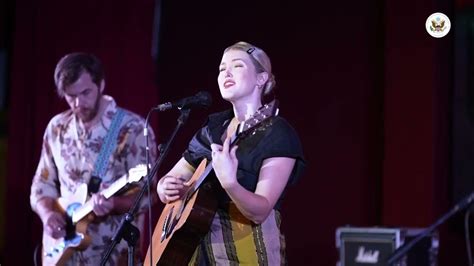 Ashley Campbell Dan Band Menampilkan Lagu The Lonely One Di Makassar