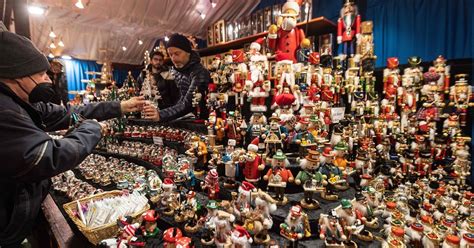 獨 프랑크푸르트 크리스마스 마켓 첫날 피규어 구경하는 시민