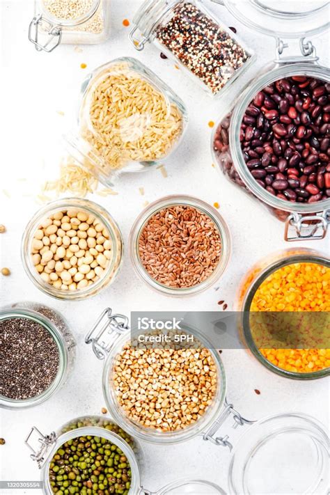 플라스틱 무료 저장 및 조리 개념 다양한 유기농 슈퍼푸드 콩 곡물 곡물 콩류 재사용 가능한 캔 및 항아리의 씨앗 흰색 테이블 제로 폐기물과 스스탠드 라이프 스타일 건강한