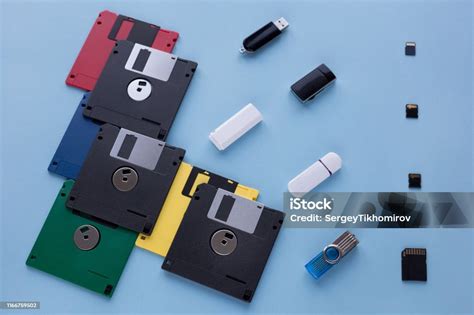디지털 데이터 저장 장치의 진화 플로피 디스크 플래시 드라이브 및 소형 메모리 카드 0명에 대한 스톡 사진 및 기타 이미지 0명 Usb 메모리 검은색 Istock