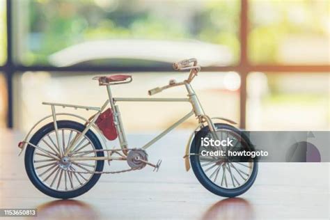 자전거 바퀴 테이블에 자전거와 거실에서 장식 합니다 인테리어 디자인 도시에서 건강 한 라이프 스타일 사람을 위한 취미 공원에서 사이클링 0명에 대한 스톡 사진 및 기타