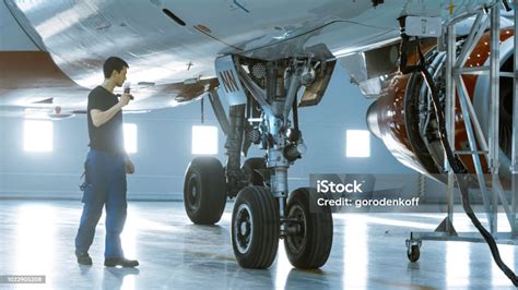 격납고 항공기 유지 보수 엔지니어에 기술자 정비공 시각적으로 검사 하는 비행기의 섀시 기계공에 대한 스톡 사진 및 기타 이미지 Istock