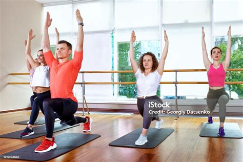 강사와 함께 요가 레슨을 연습하는 젊은 스포티 한 매력적인 사람들의 그룹 운동에 함께 서 운동 전체 길이 스튜디오 배경 닫기 건강한 생활방식에 대한 스톡 사진 및 기타