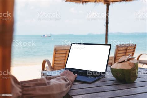 해변에 앉아있는 동안 빈 데스크톱 화면으로 노트북 터치 패드를 사용하고 만지는 여성 노트북에 대한 스톡 사진 및 기타 이미지 노트북 야외 위에 Istock