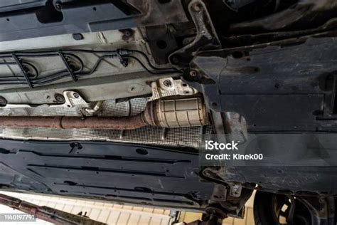 자동차의 배기 시스템은 아래에서 볼 자동차 워크샵에서 리프트에 있습니다 플러그 어댑터에 대한 스톡 사진 및 기타 이미지