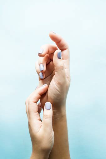 파란 파란 배경에 여성 손톱에 매니큐어 부드러운 파스텔 색상에 대 한 추세 합니다 아름다움과 개인 관리 개념 가꿔주기에 대한 스톡 사진 및 기타 이미지 Istock